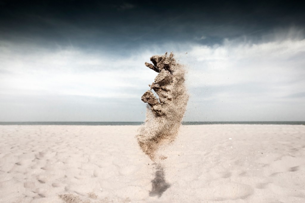 OperArt [734] – Fotografia – Le creature di sabbia di Claire Droppert ...