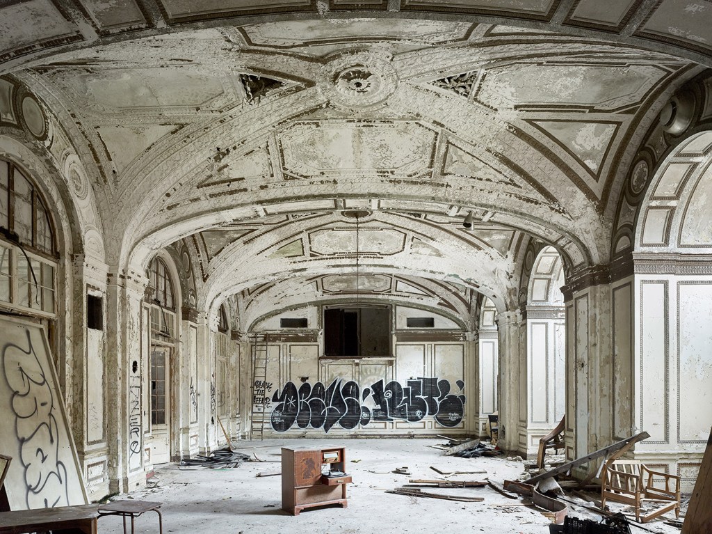 OperArt [833] – Gli edifici art deco abbandonati negli scatti di Philip ...