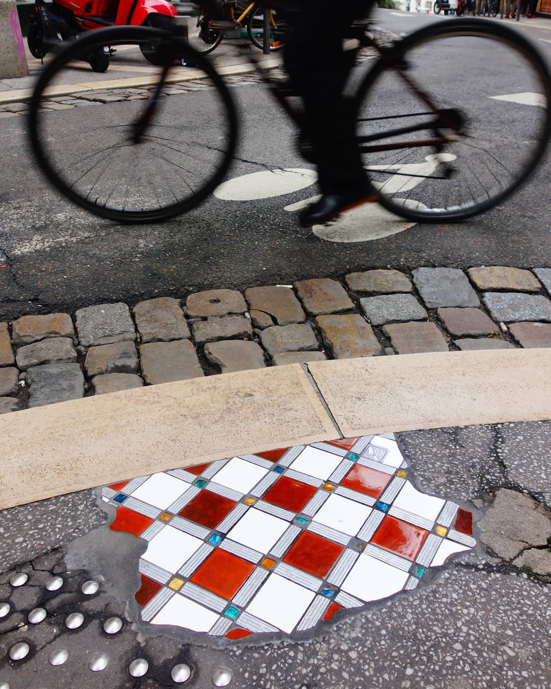 Street art – Ememem rattoppa le strade di Lione con mosaici colorati ...