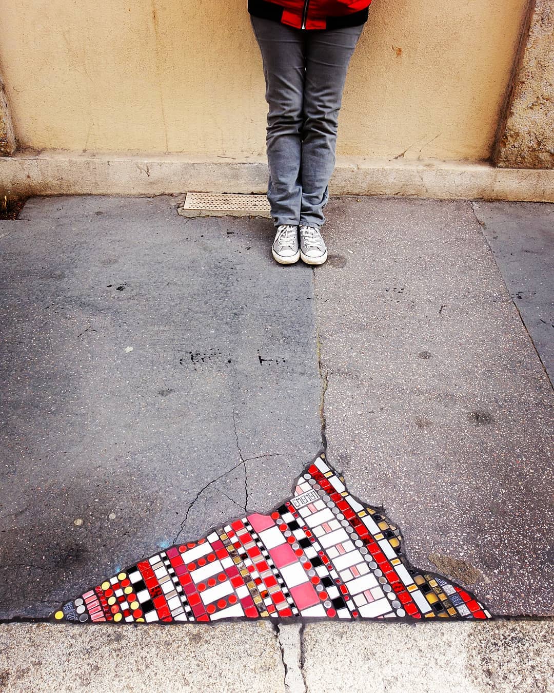 Street art – Ememem rattoppa le strade di Lione con mosaici colorati ...
