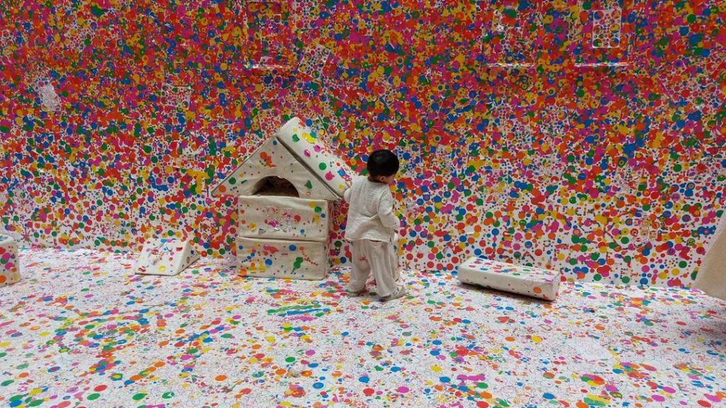 Tate Modern – “Obliteration Room” by Yayoi Kusama – Barbara Picci