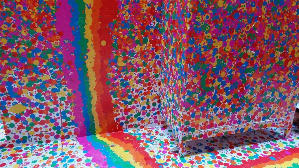 Tate Modern – “Obliteration Room” by Yayoi Kusama – Barbara Picci